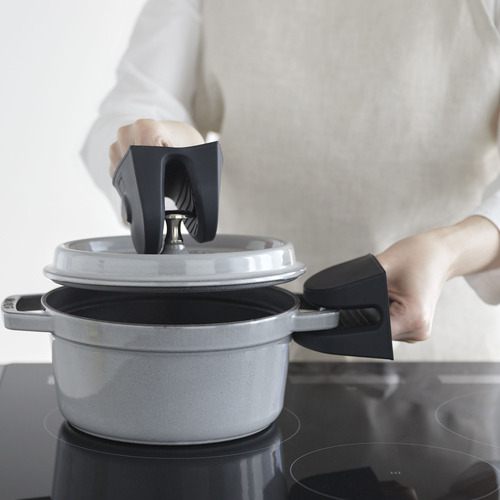 Yamazaki Tower Magnetic Silicone Oven Mitts | Temple & Webster