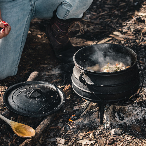 8L Cast Iron Potjie Pot | Temple & Webster